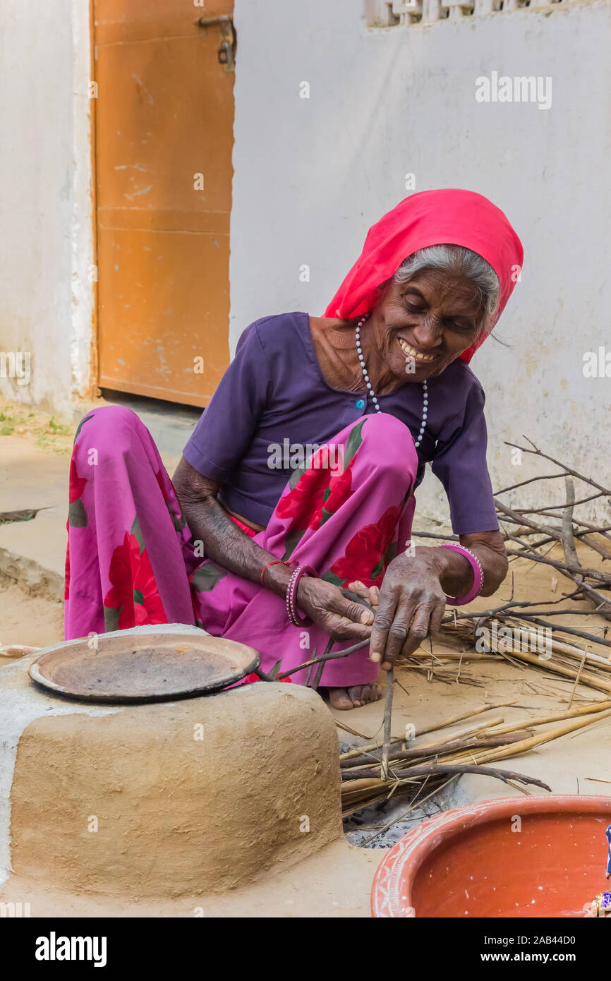 Making chapati hi-res stock photography and images - Alamy
