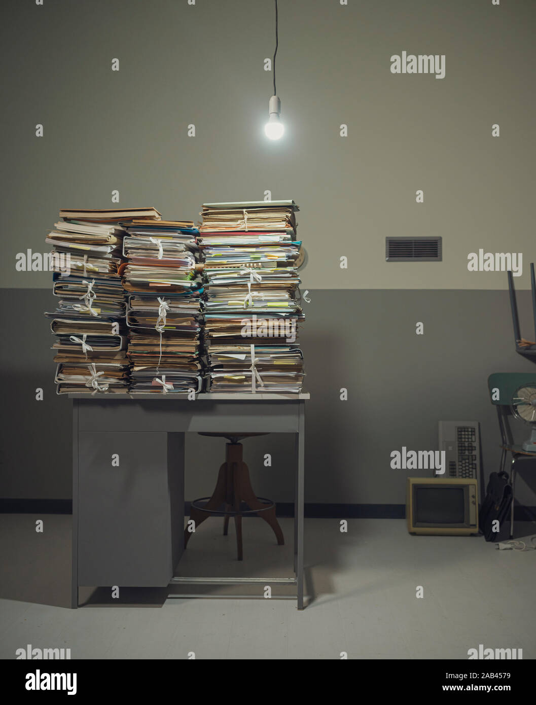 Messy office piles files hi-res stock photography and images - Alamy