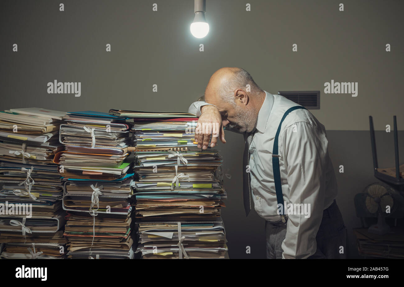 Messy office piles files hi-res stock photography and images - Alamy