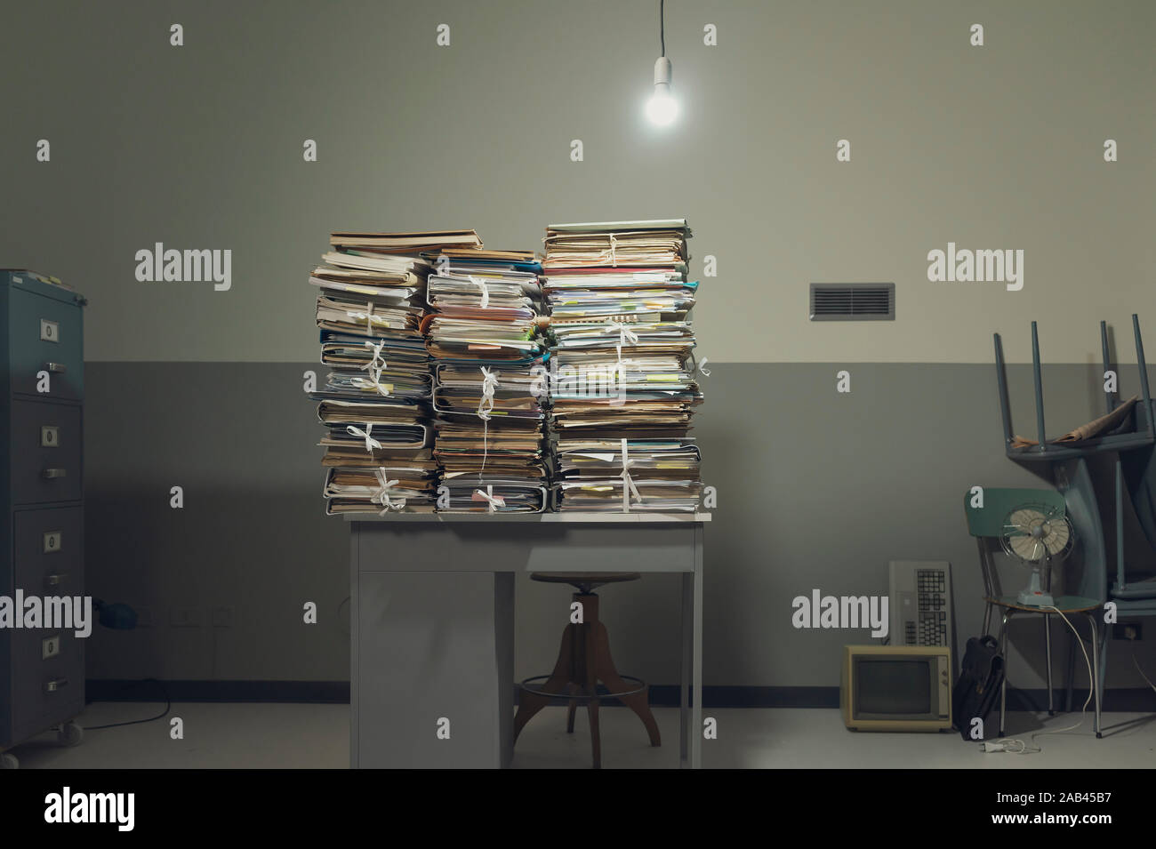 Messy office piles files hi-res stock photography and images - Alamy