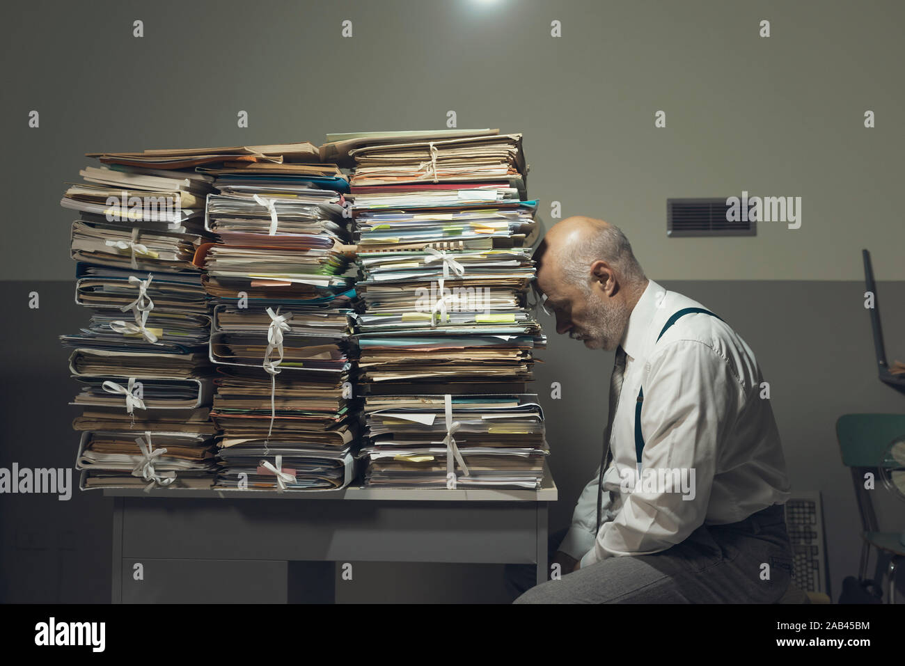 Messy office piles files hi-res stock photography and images - Alamy