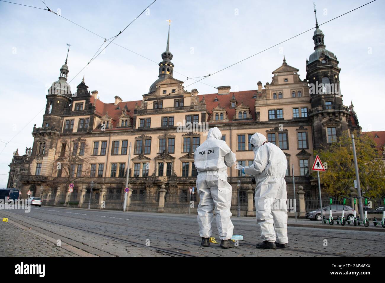 Dresden, Germany. 25th Nov, 2019. Two members of the forensic team are ...