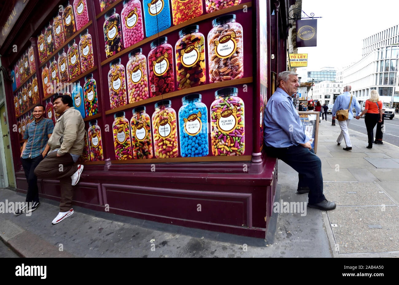 London, England, UK. Hardy's Sweet Shop in Ludgate Hill Stock Photo - Alamy