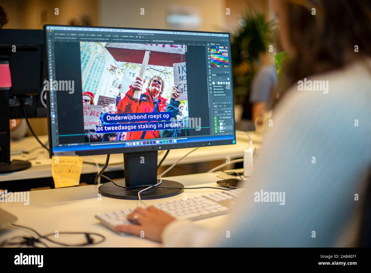 HOOFDDORP, 11-11-2019 , NU.nl social media editor at work Stock Photo ...