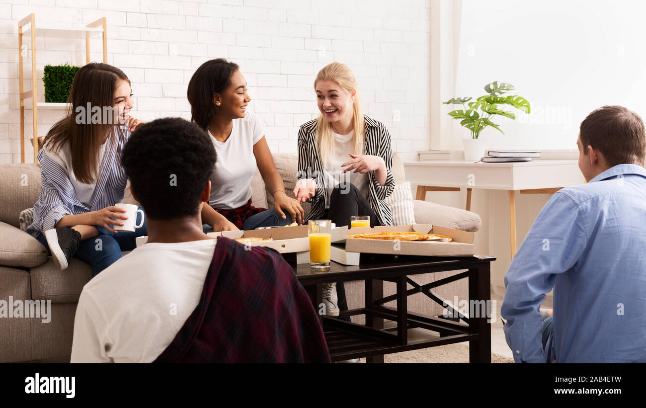 Teen students eating lunch at home hi-res stock photography and images ...