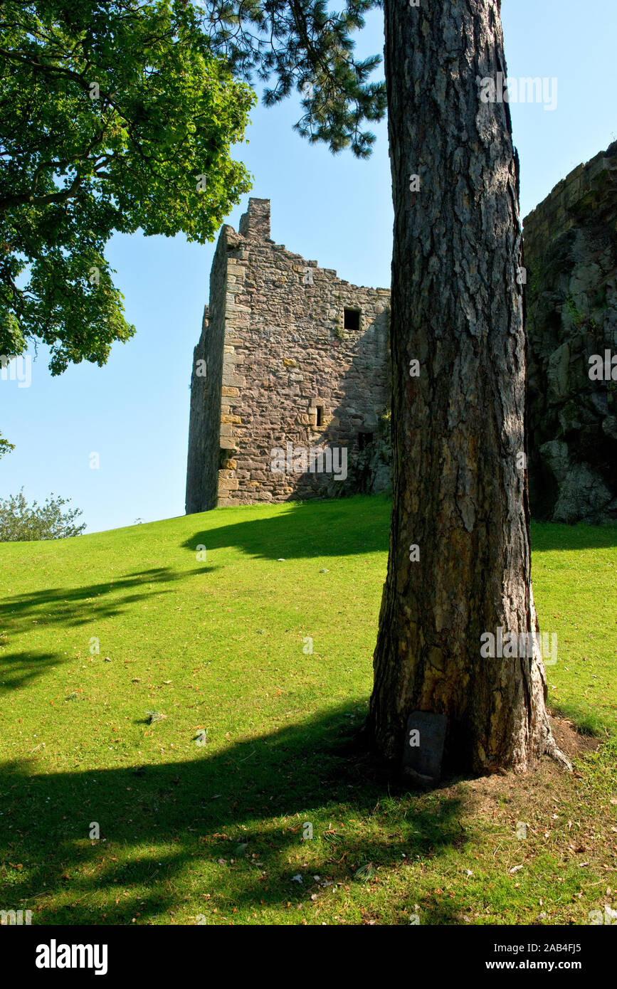 Inside castle grounds hi-res stock photography and images - Alamy