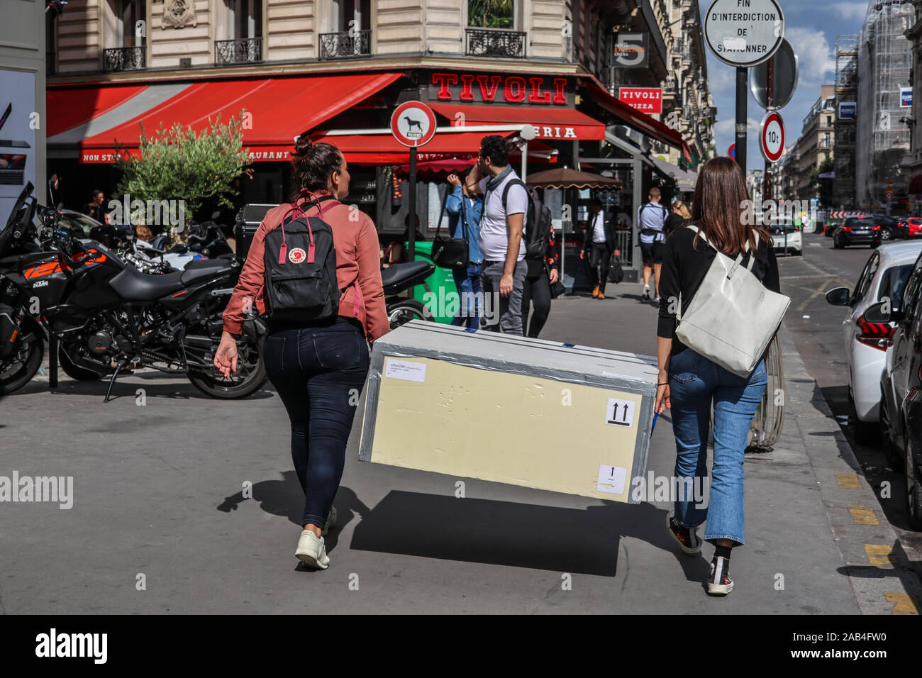 Too large box hi-res stock photography and images - Alamy