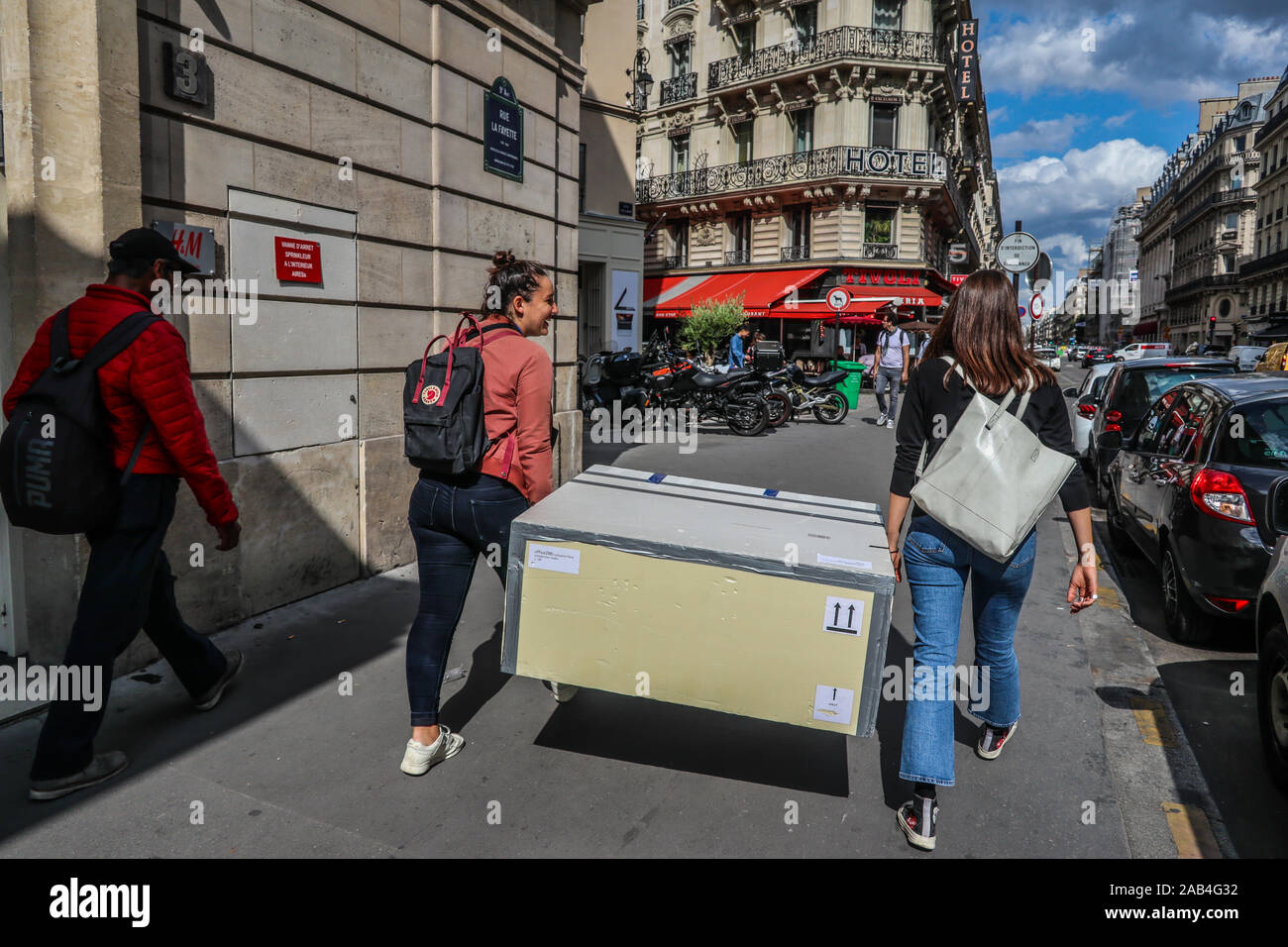 Too large box hi-res stock photography and images - Alamy