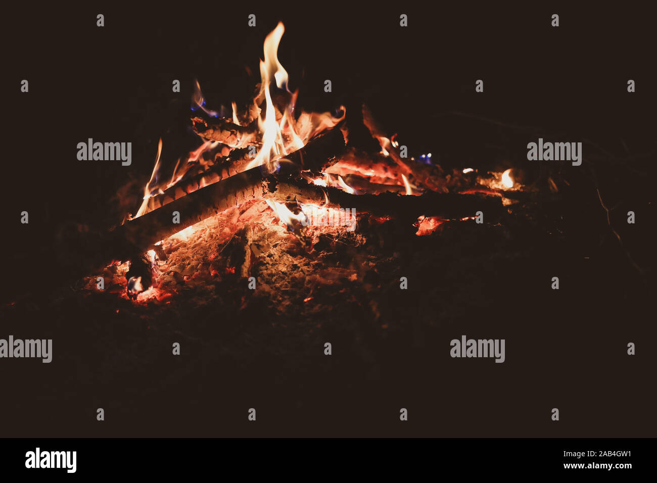 burning fire with small flames and ashes Stock Photo - Alamy