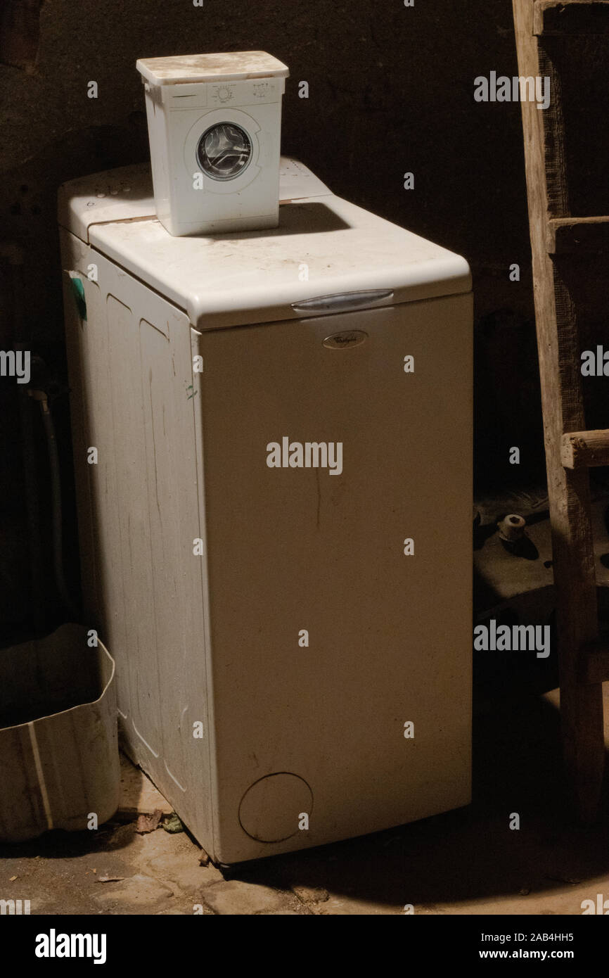Old washing machine hi-res stock photography and images - Alamy