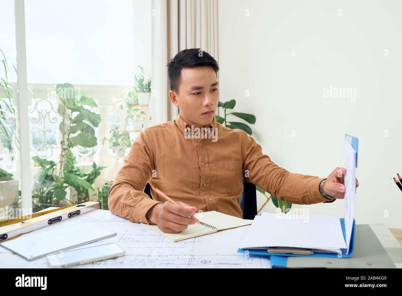 Asian open plan office hi-res stock photography and images - Alamy