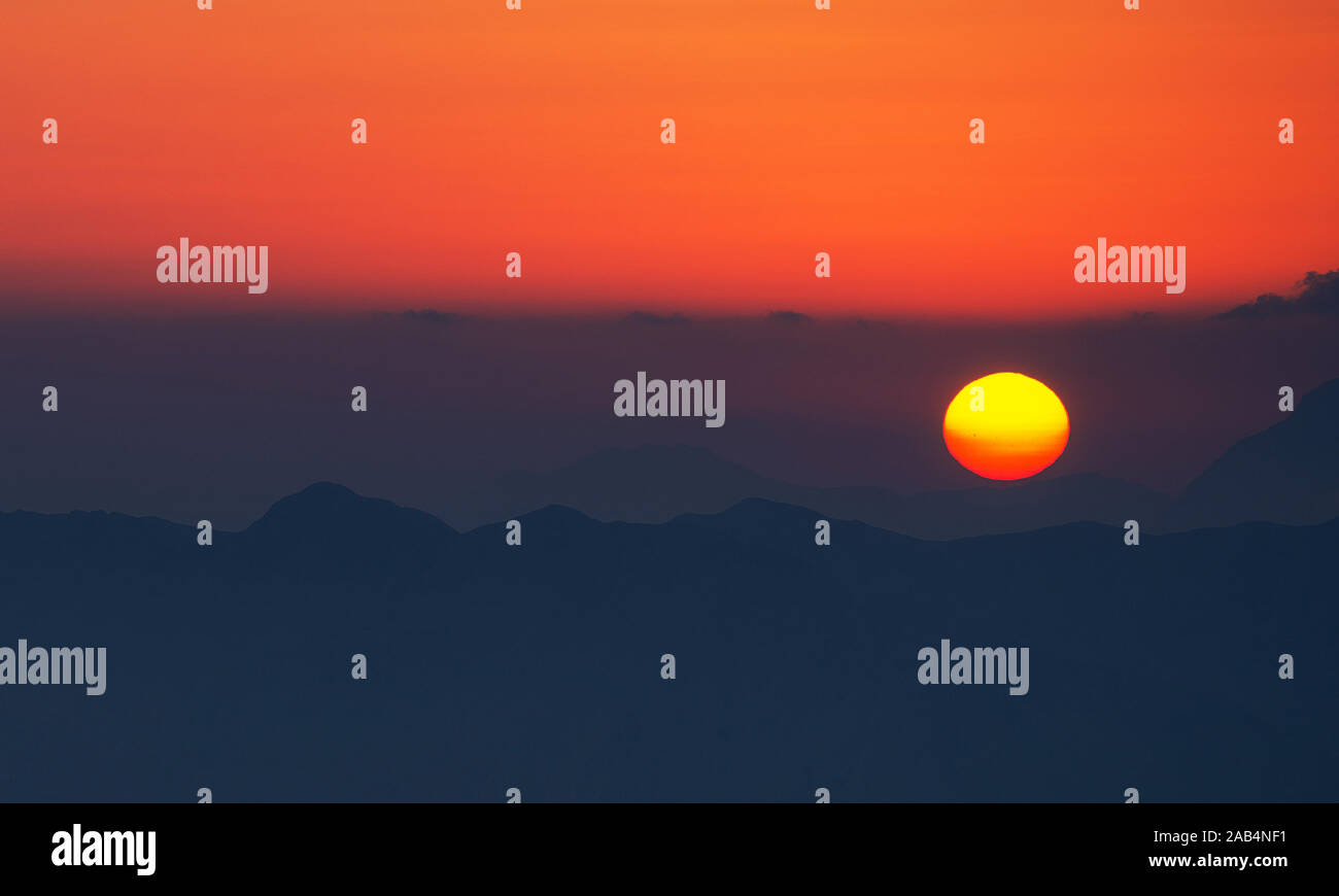 Yellow sun disk hi-res stock photography and images - Alamy