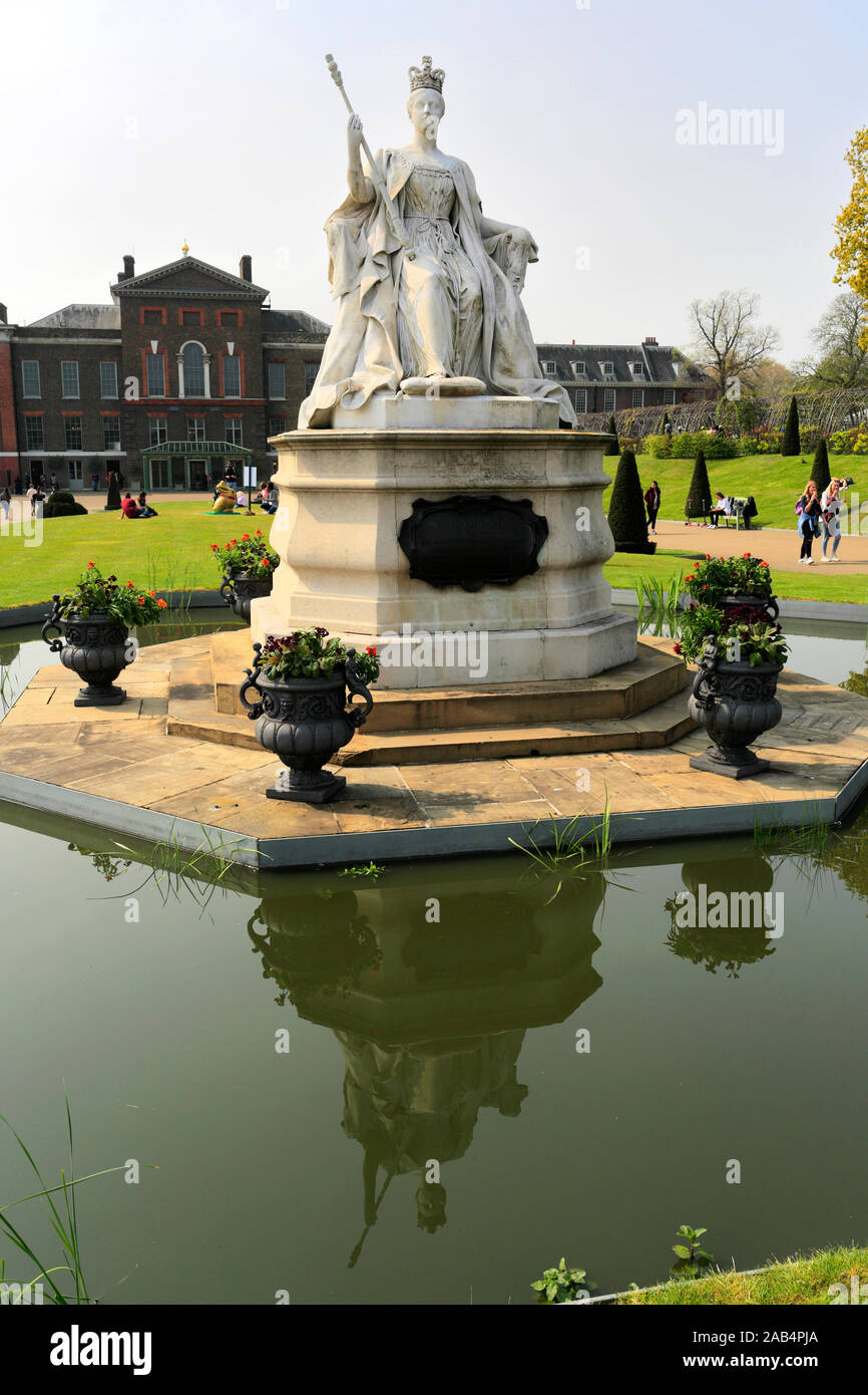 The Queen Victoria memorial, Kensington Palace, Kensington Gardens ...
