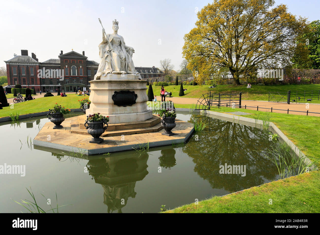 The Queen Victoria memorial, Kensington Palace, Kensington Gardens ...