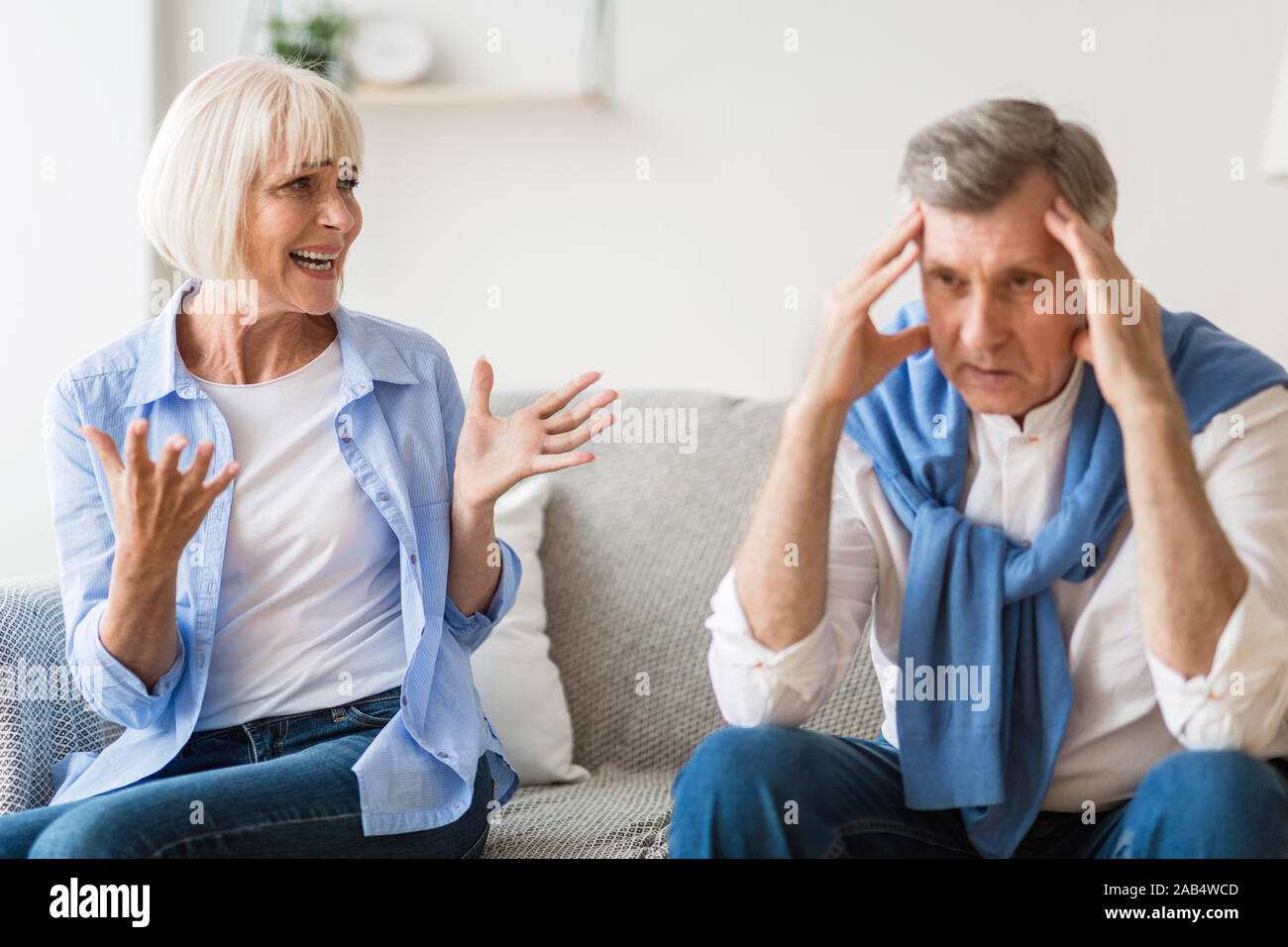 Angry old lady senior hi-res stock photography and images - Alamy