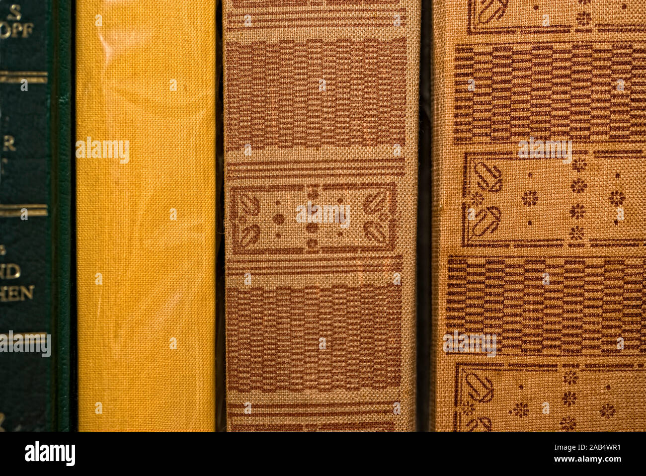 Row of books on shelf hi-res stock photography and images - Alamy