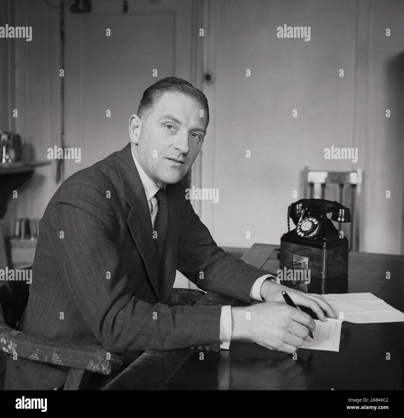 1950s man at desk hi-res stock photography and images - Alamy