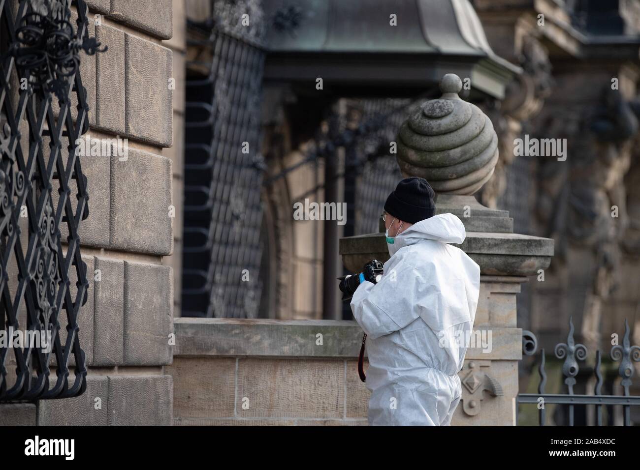 Dresden, Germany. 25th Nov, 2019. An employee of the forensic ...