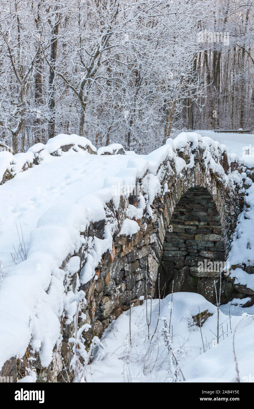 Frozen river arch hi-res stock photography and images - Alamy
