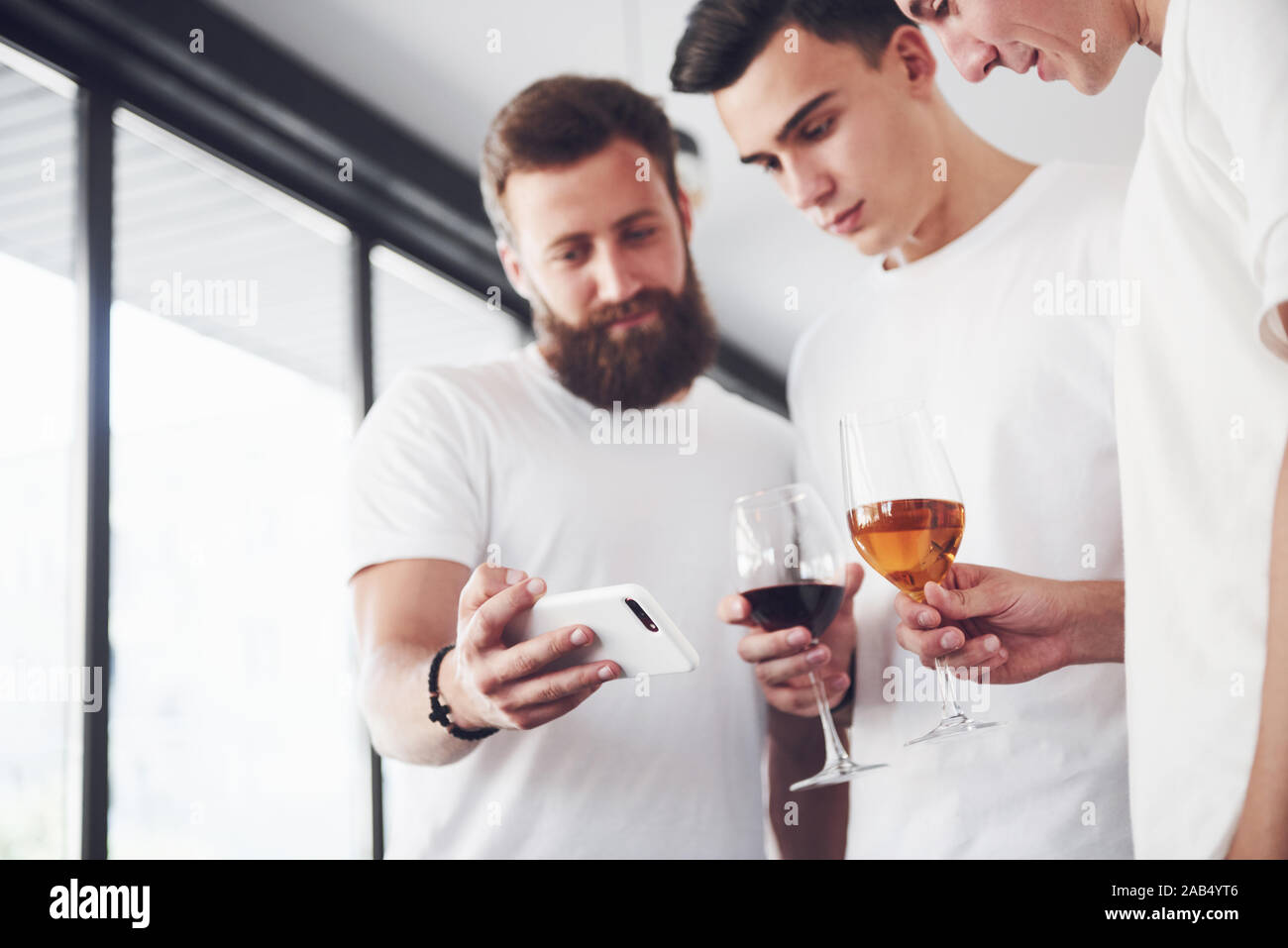 Old guys talking hi-res stock photography and images - Alamy