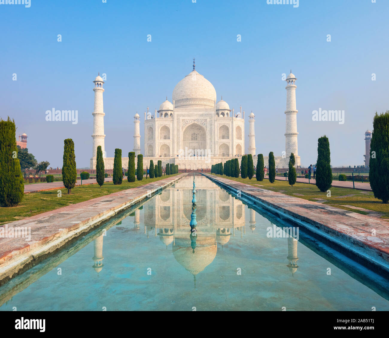 The classic angle of the Taj Mahal in the reflecting pool Stock Photo ...
