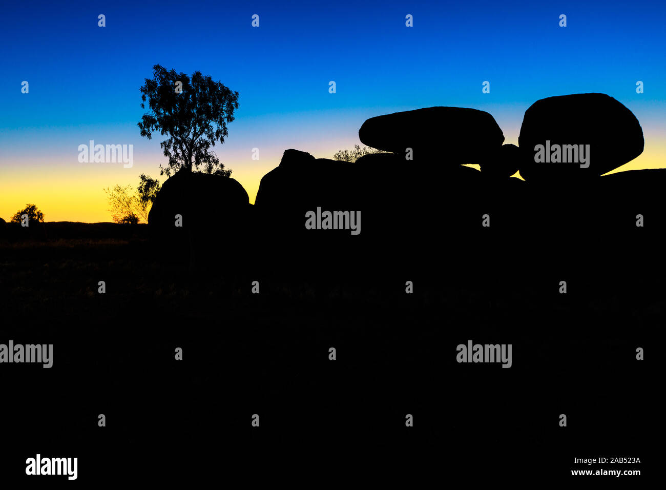 Silhouette of Devils Marbles rock formations by night. Karlu Karlu ...
