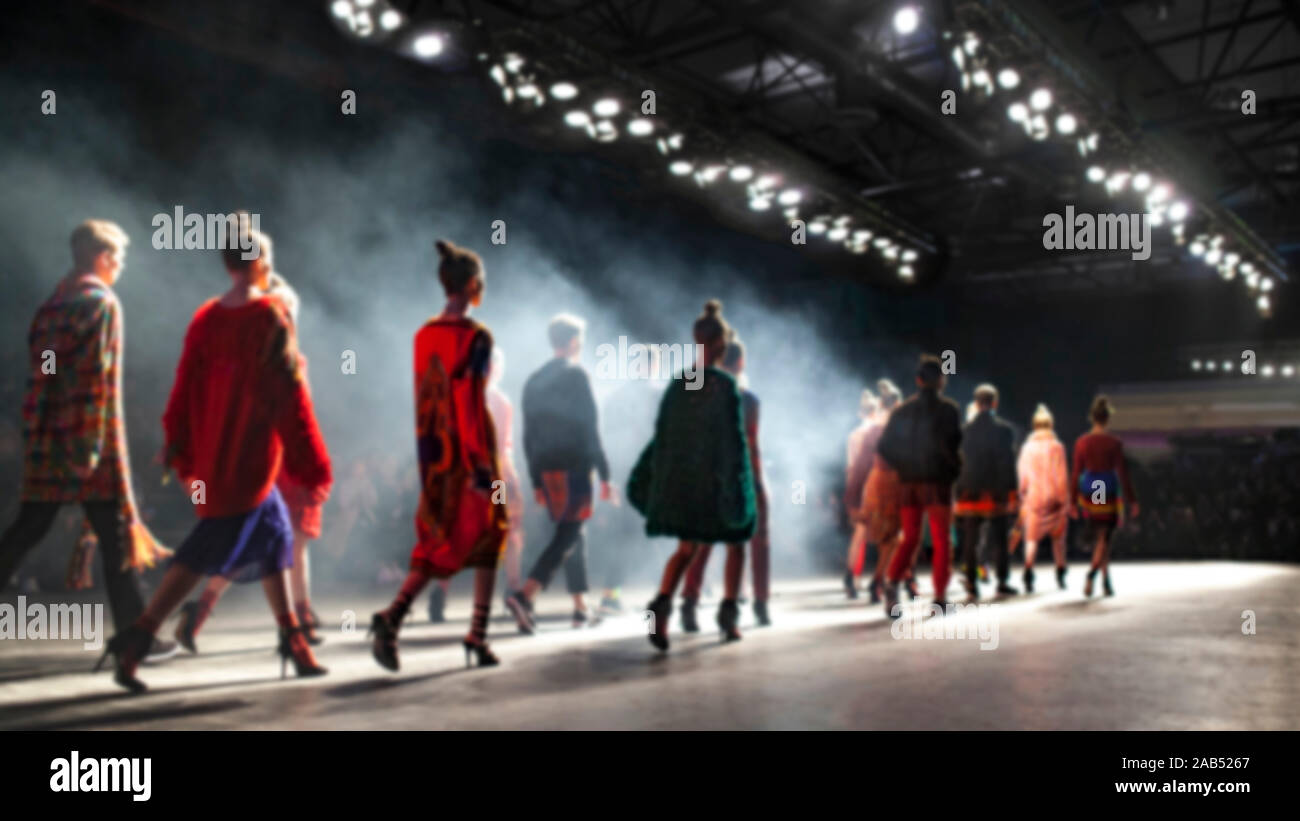 Fashion runway women hi-res stock photography and images - Alamy