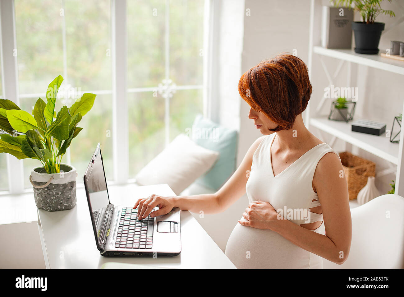Pregnant woman working on laptop. Image of pregnant business woman ...