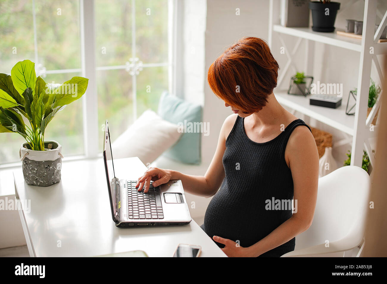 Pregnant woman working on laptop. Image of pregnant business woman ...