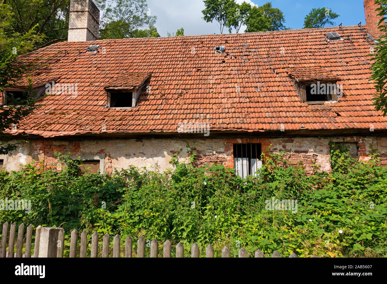 Old dilapidated house to demolish Stock Photo - Alamy