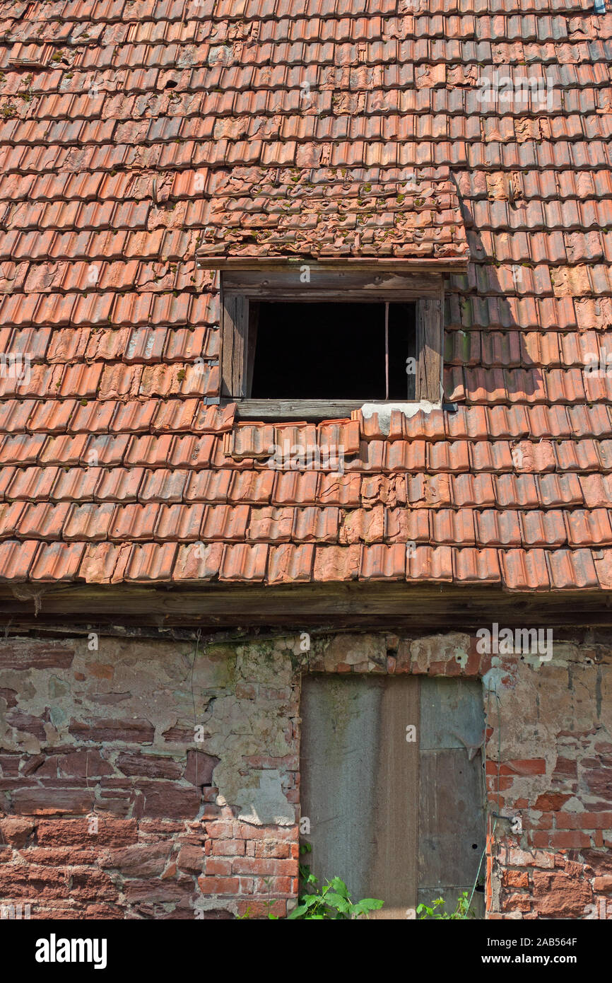 Old dilapidated house hi-res stock photography and images - Alamy
