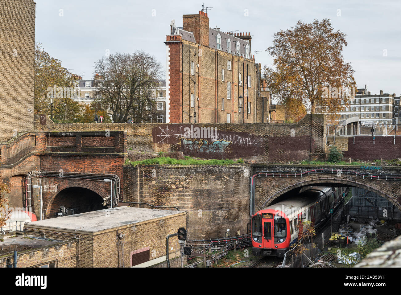 London underground tube train hi-res stock photography and images - Alamy