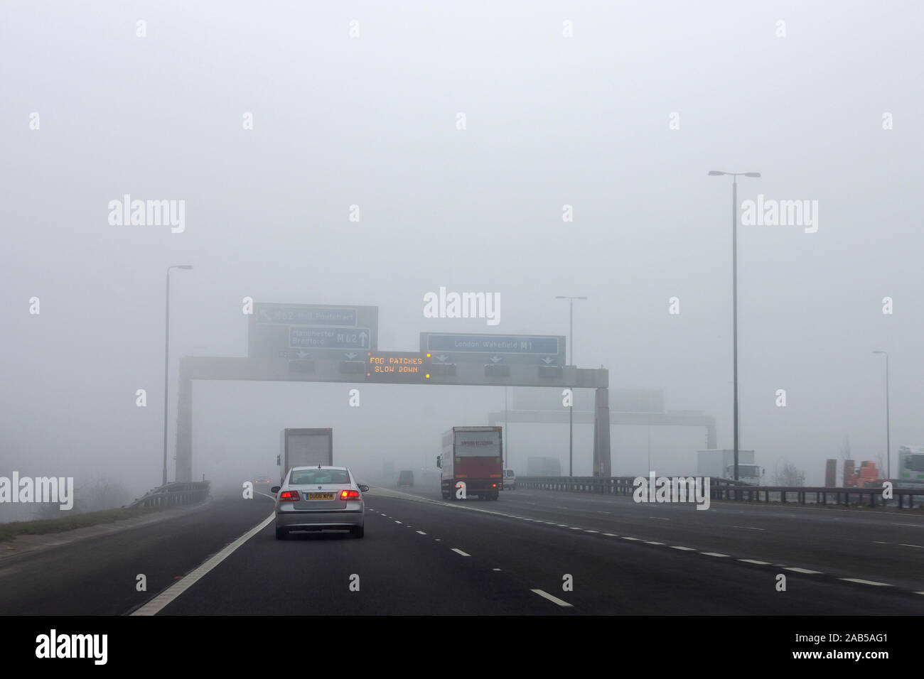 Driving in fog on a British motorway Stock Photo - Alamy