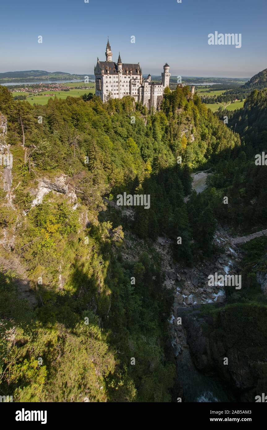 View from the Marienbrücke to Neuschwanstein Castle, in the foreground ...