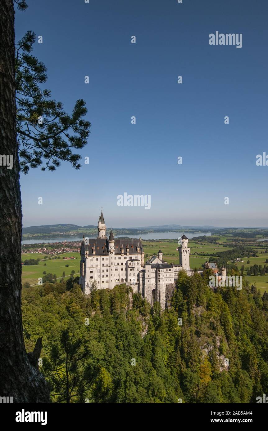View from the Marienbrücke to Neuschwanstein Castle, in the background ...