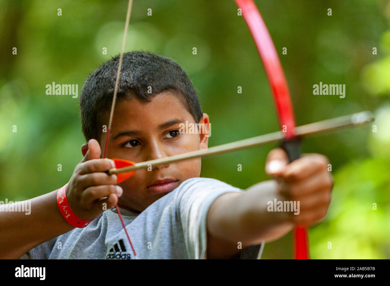 Archery kids hi-res stock photography and images - Alamy