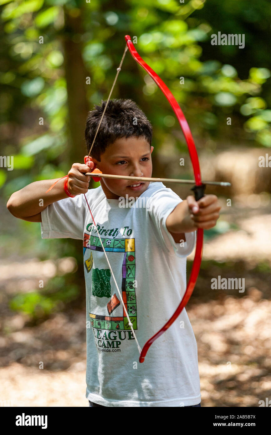 Archery kids hi-res stock photography and images - Alamy