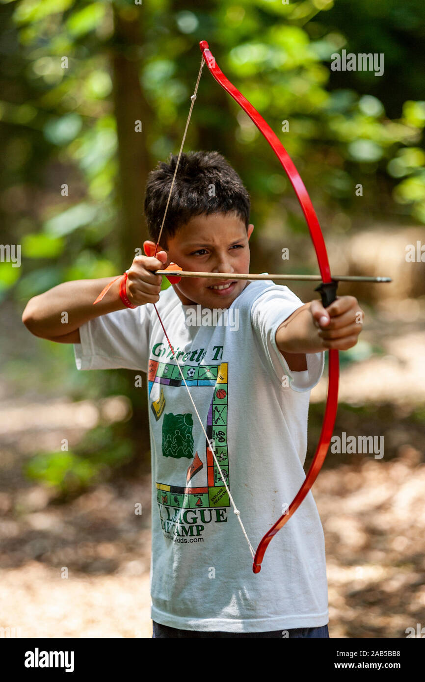 Kids camp archery hi-res stock photography and images - Alamy