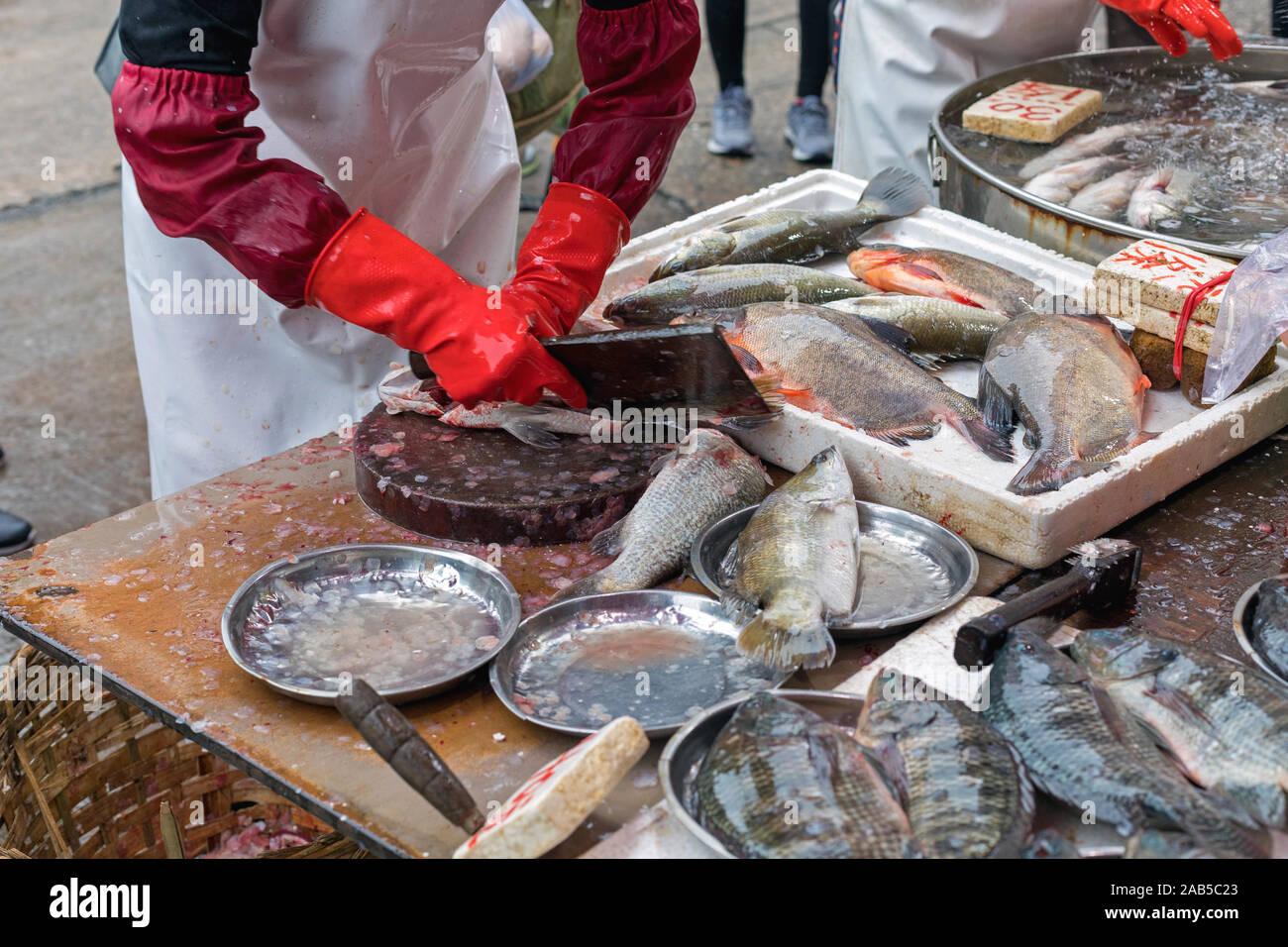Cutting fish cleaver market hi-res stock photography and images - Alamy