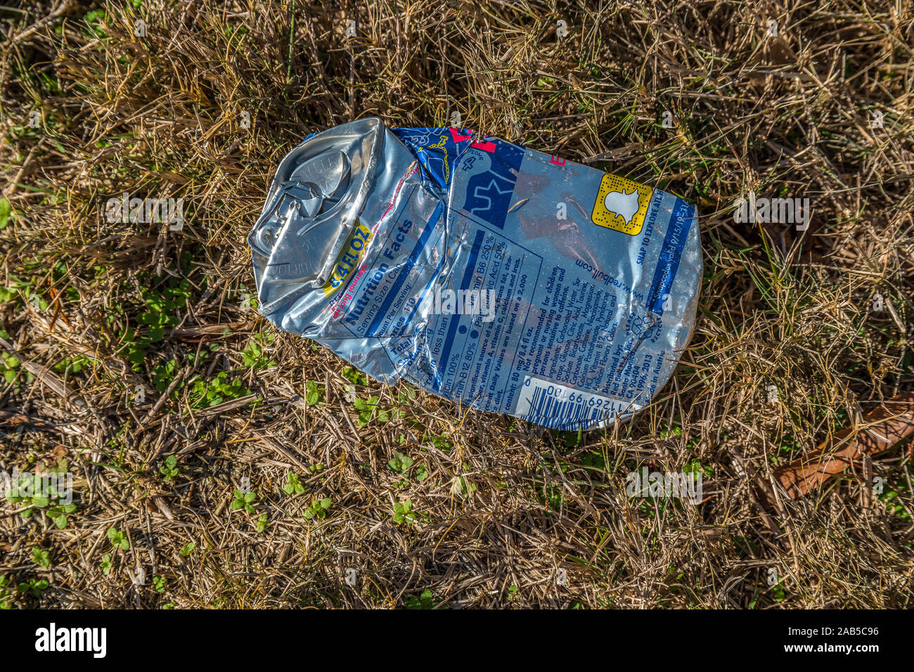 Empty can dumped litter hi-res stock photography and images - Alamy