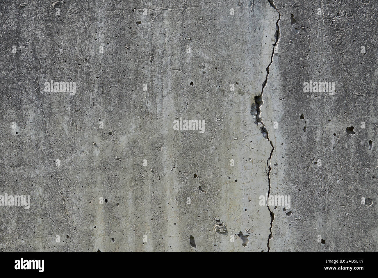 cracked concrete wall with long fissure Stock Photo - Alamy