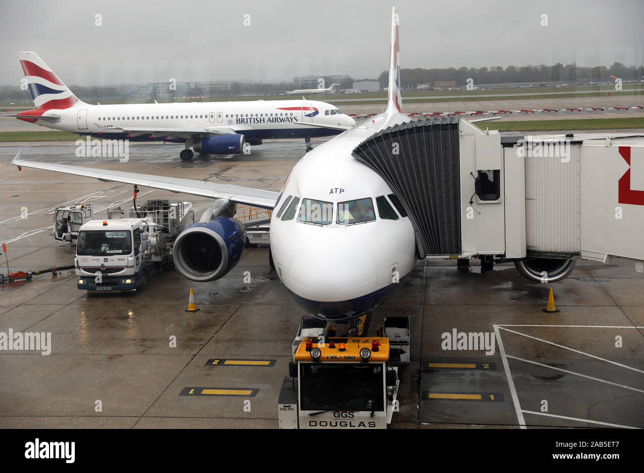 Gatwick airport winter hi-res stock photography and images - Alamy