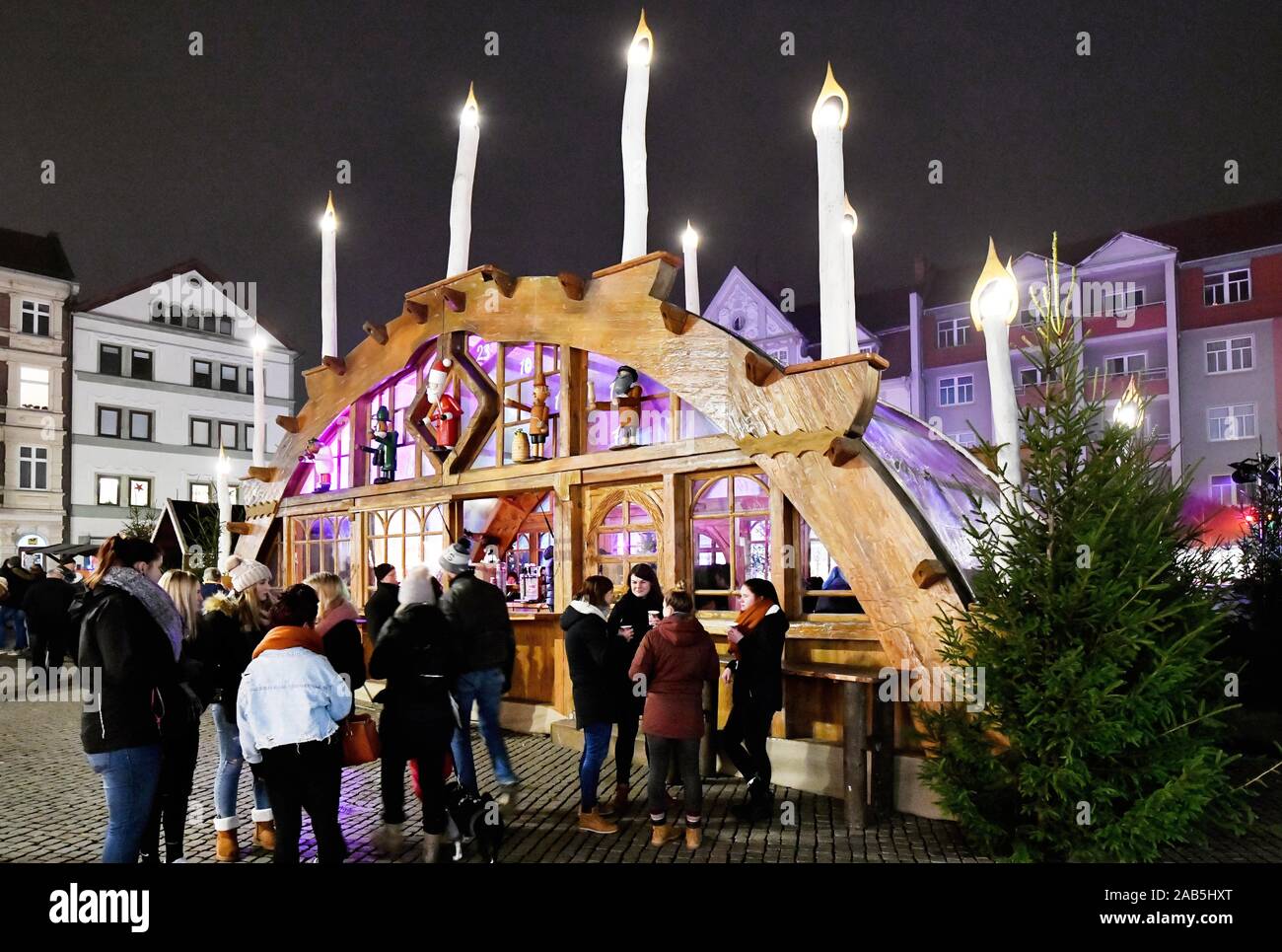 Gotha, Germany. 25th Nov, 2019. Visitors walk over the Gotha Christmas ...