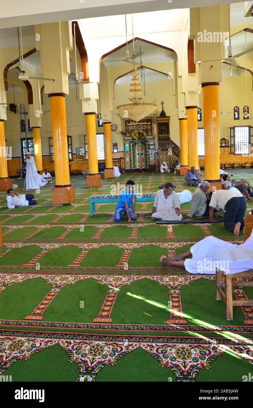 Muslims praying mosque hi-res stock photography and images - Alamy