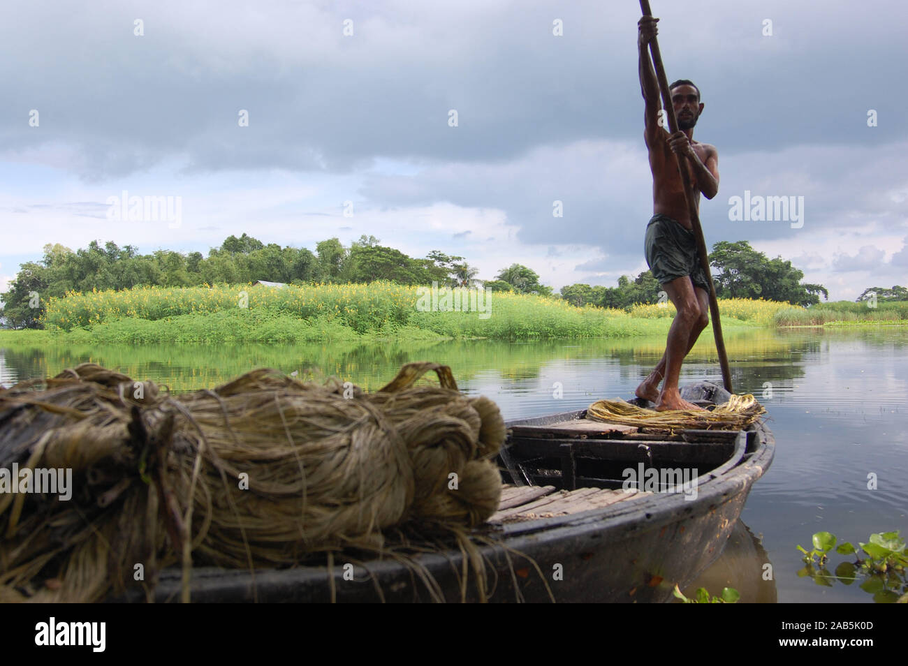 A man transports raw jute by a boat in Bangladesh. 2008 Stock Photo - Alamy
