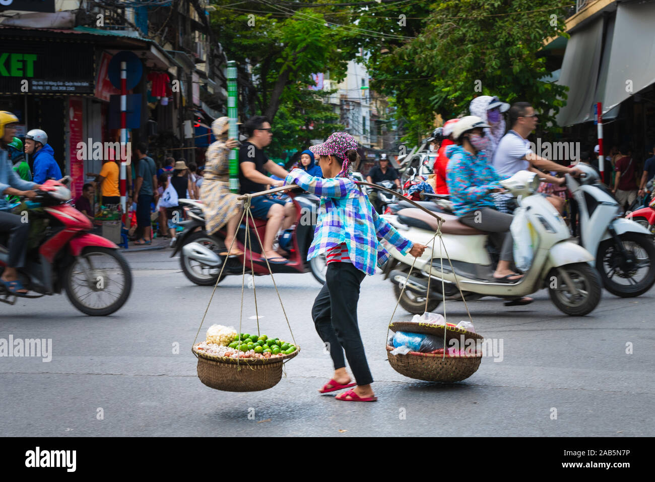 Hanoi carrying pole hi-res stock photography and images - Alamy