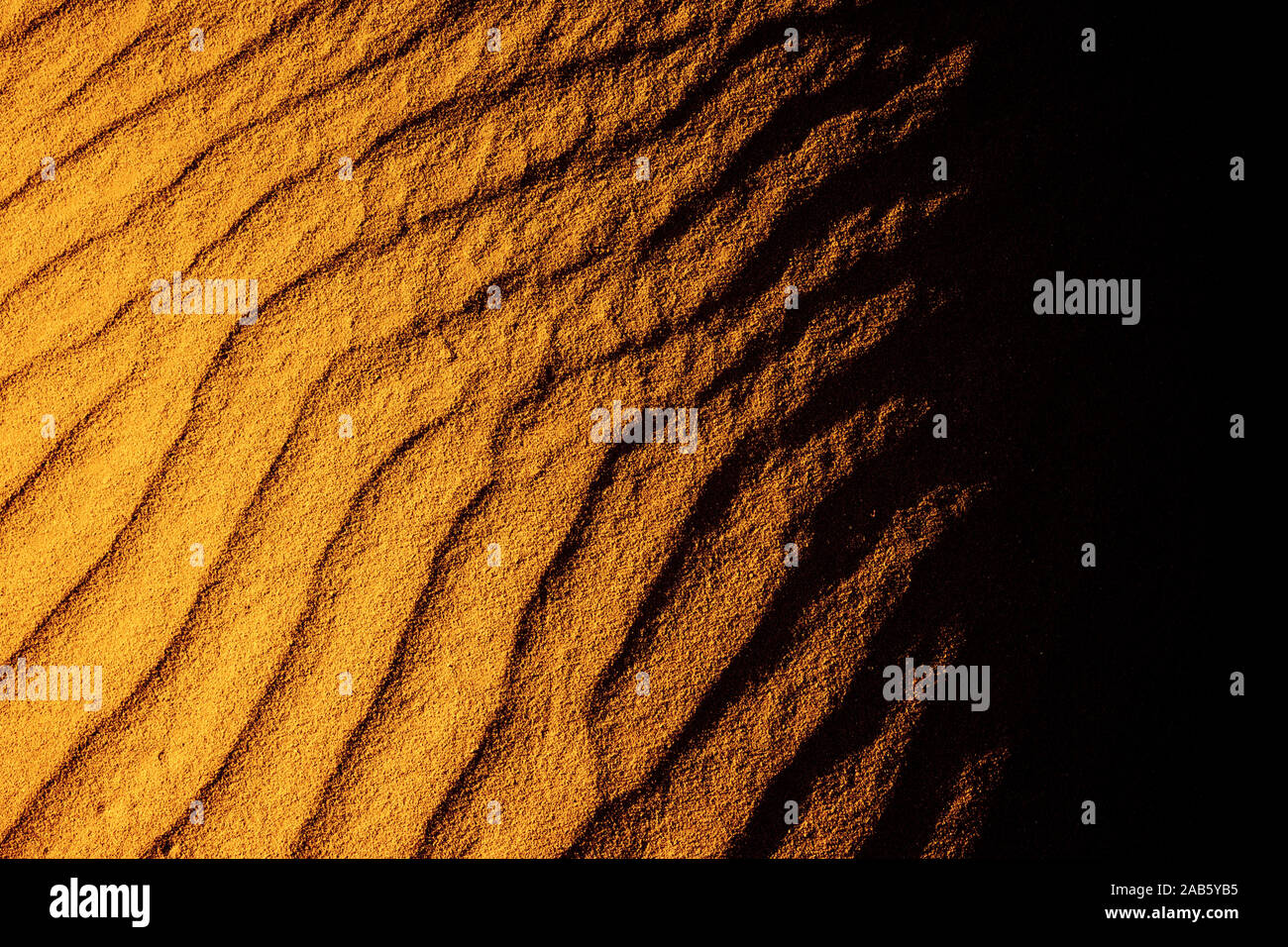 A photography of a sand texture fades to black Stock Photo - Alamy