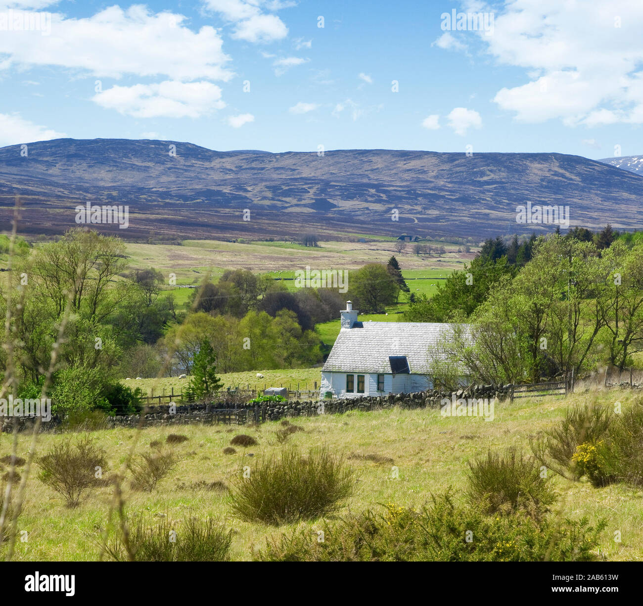 Lonely cottage hi-res stock photography and images - Alamy