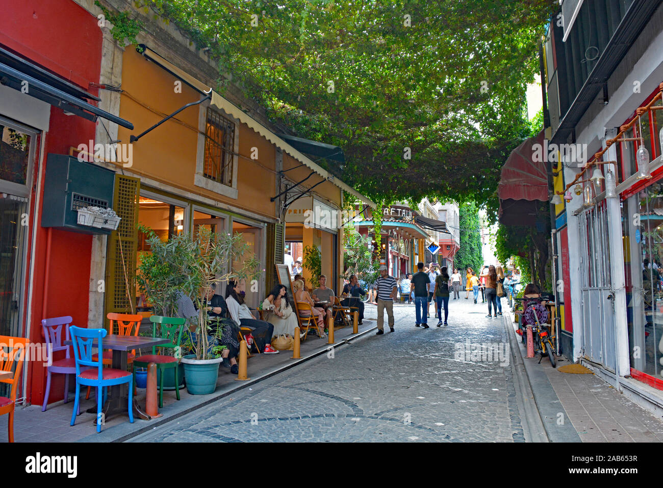 Istanbul sidewalk cafe hi-res stock photography and images - Alamy