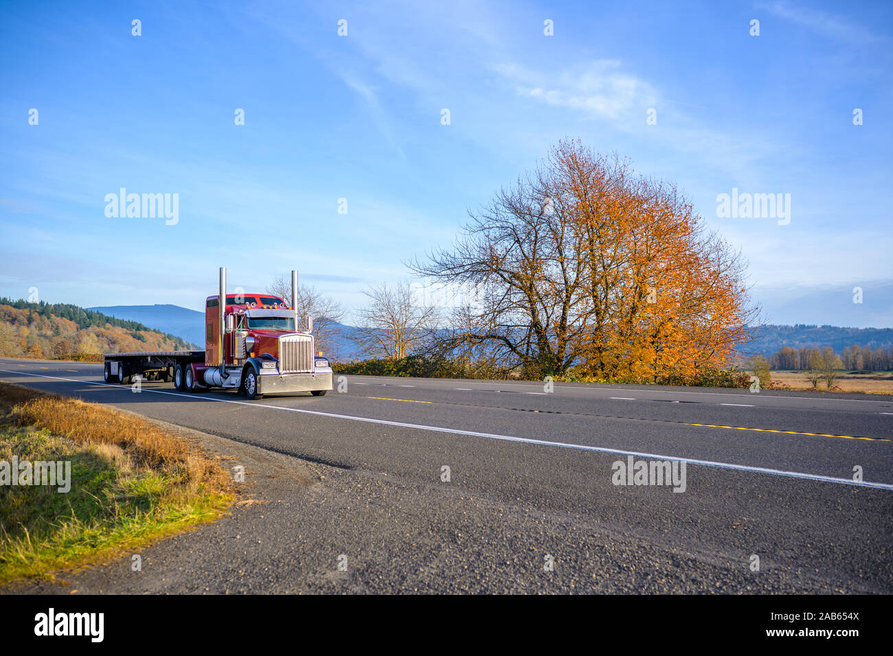 Truck carrying pipes hi-res stock photography and images - Alamy